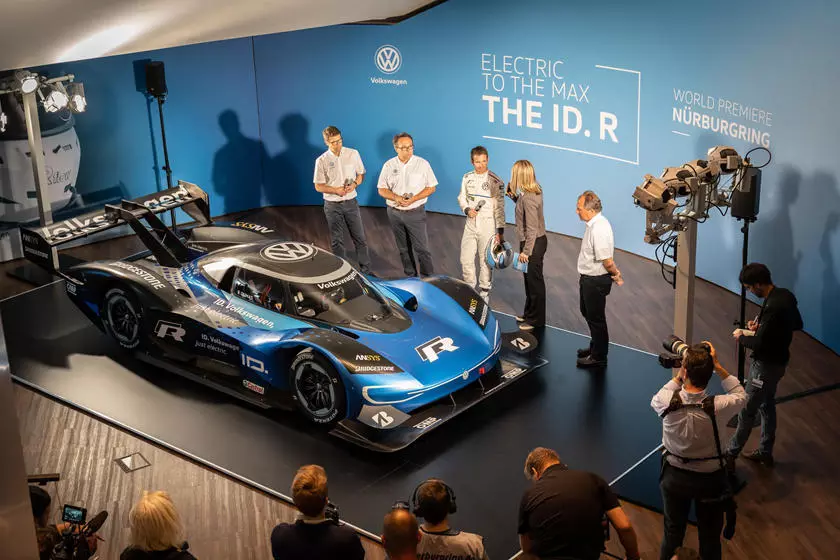 Volkswagen pilnībā elektriskais ID. R ierodas Nirburgringā 74086_1
