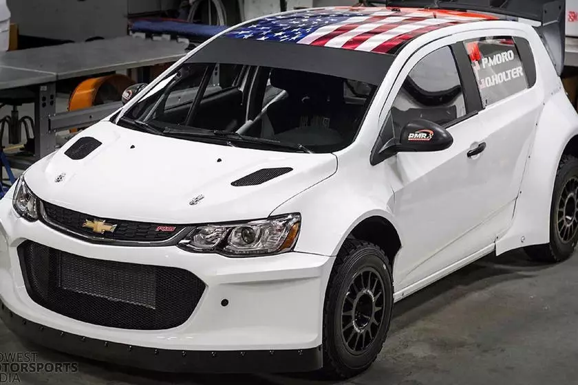 Chevrolet Sonic יקוויפּט מיט 403-HP Chevy LS3 מאָטאָר 7440_2