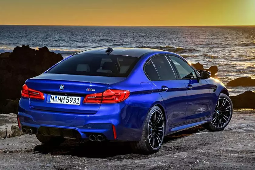 BMW M5 2018 dia notsidihina noho ny tsy fahampian-tsolika 74560_3