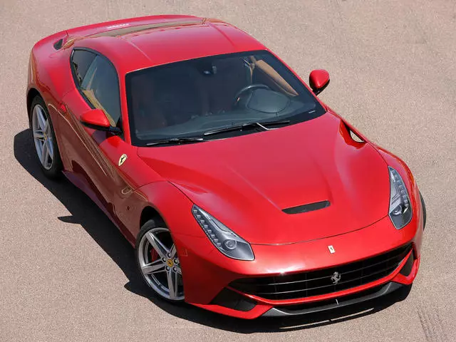 Ferrari 1-emîn F12 ji bo Alîkariya Bahozê Di Mezadê de Dike 74585_2