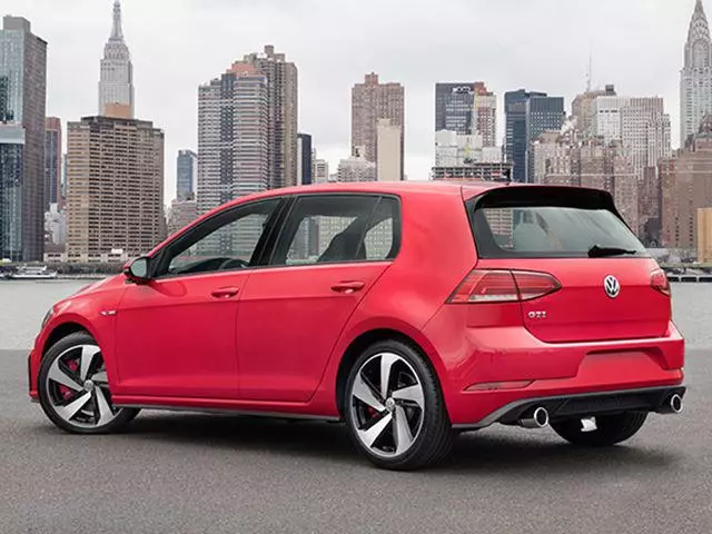 A Volkswagen egy megújult 2018-as golfcsaláddal debütál New Yorkban 74650_2