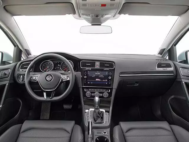 A Volkswagen egy megújult 2018-as golfcsaláddal debütál New Yorkban 74650_3