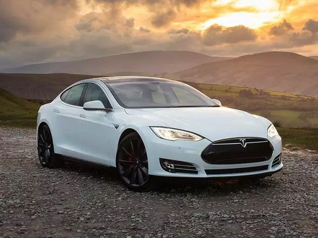 Tesla GM-ді басып озып, АҚШ-тағы ең ірі автомобиль өндірушісі болды 74728_1