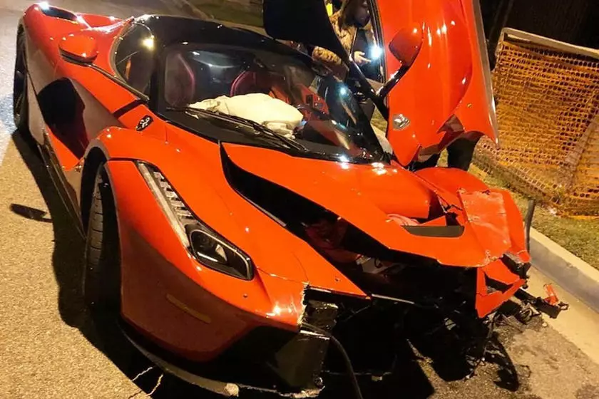 Ferrari LaFerrari дар садамаи Беверли Ҳиллз сахт осеб дид 74766_1