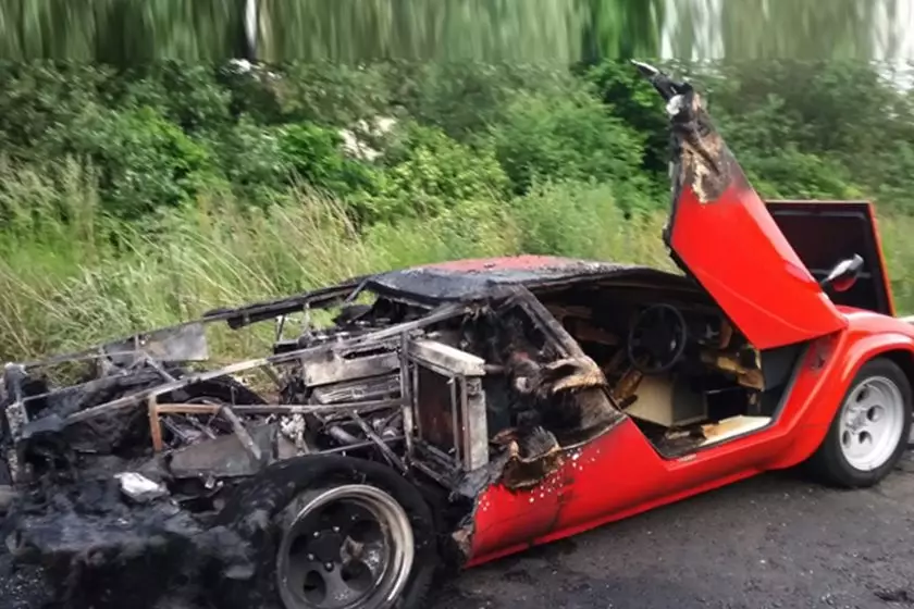 Ауырсыну мен азап - бұл күйдірілген Lamborghini Countach 74789_3