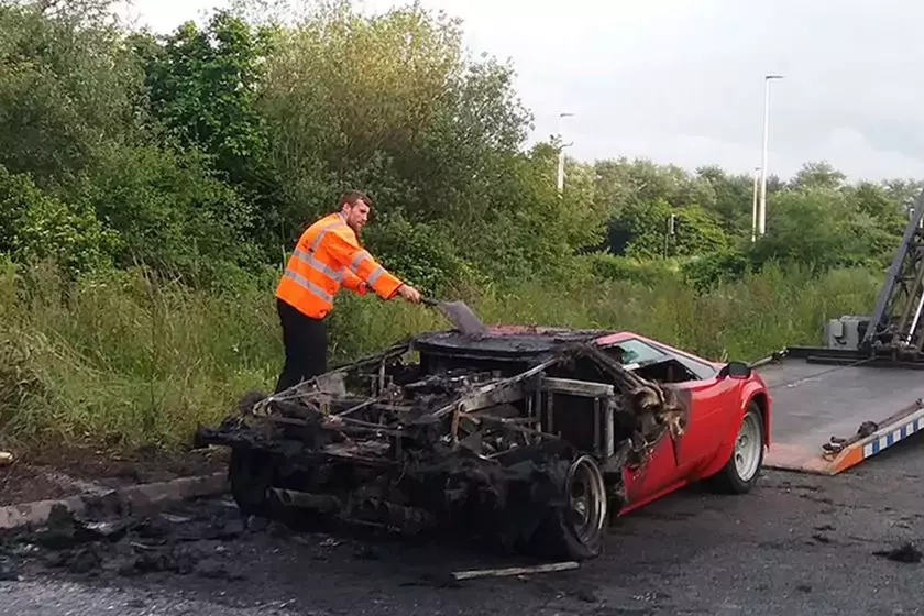 Ауырсыну мен азап - бұл күйдірілген Lamborghini Countach 74789_4