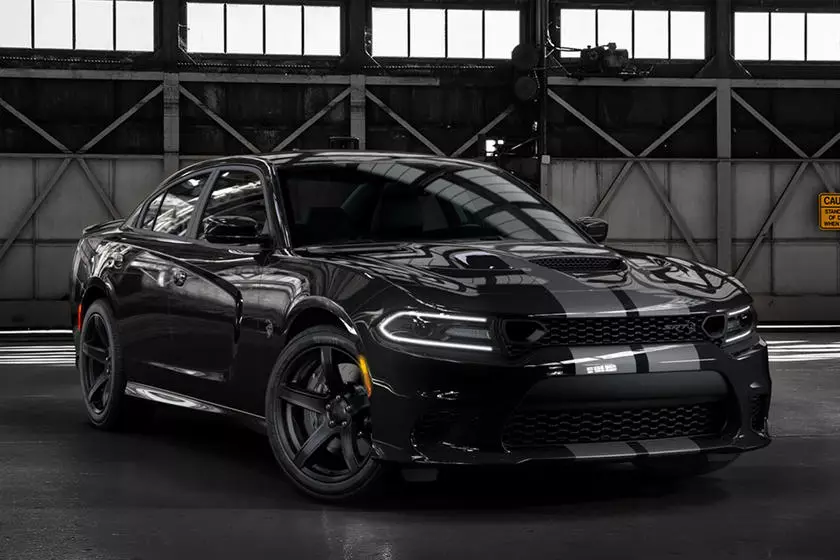 Что нового в некоторых моделях Dodge Charger 2019 года? Удивительные варианты полос 74864_3