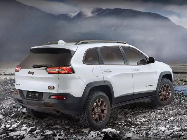 Jeep dezvăluie o pereche de concepte Cherokee la Beijing 74869_2