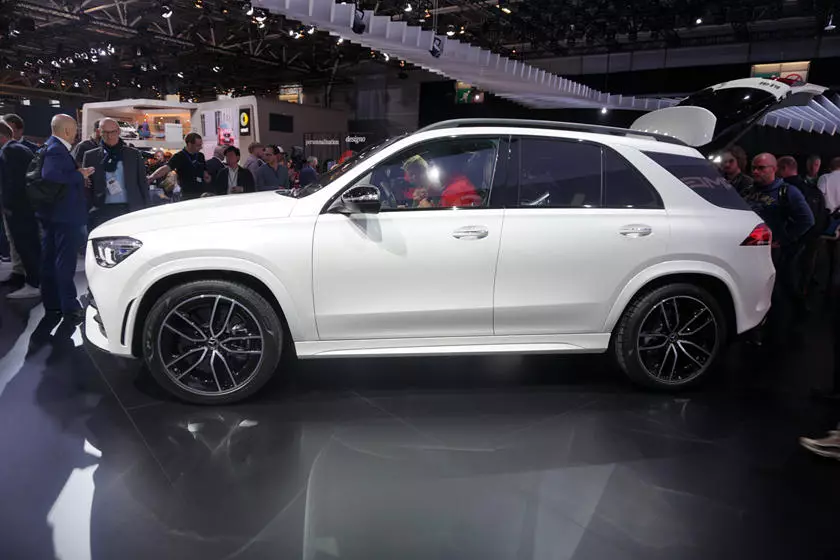 Täiesti uued 2020. aasta Mercedes-Benz GLE linnamaasturid Pariisis 75036_1