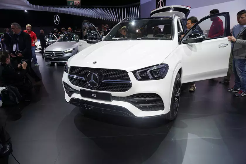 Täiesti uued 2020. aasta Mercedes-Benz GLE linnamaasturid Pariisis 75036_6