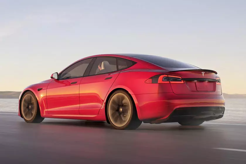 2021 Tesla Model S Кариран изглед отзад Шофиране