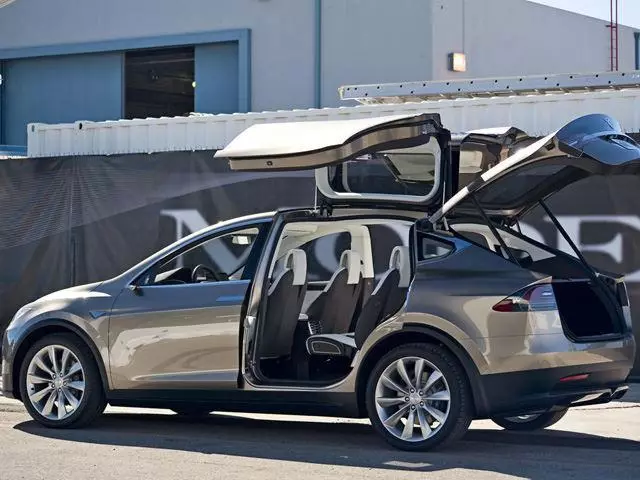 Imodeli yeTesla X ilibazisekile (kwakhona) kuba uElon Musk ufuna ukuba igqibelele 75144_2