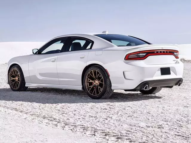 فىئات كرىسلېر دەسلەپتە Hellcat V8 نى ياساش ئۈچۈن توپ يوق 75193_1