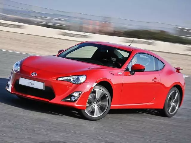 Toyota는 GT86 하이브리드를 개발 중입니다. 75399_2