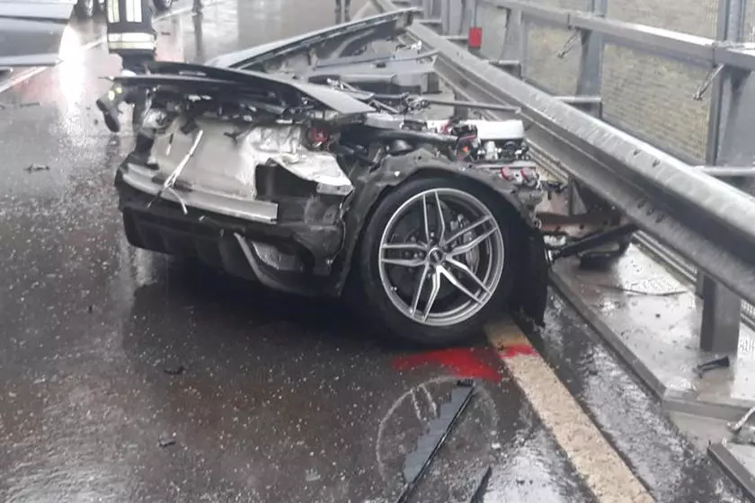 Audi R8 teilt sich bei massivem Crash in zwei Hälften 75672_2