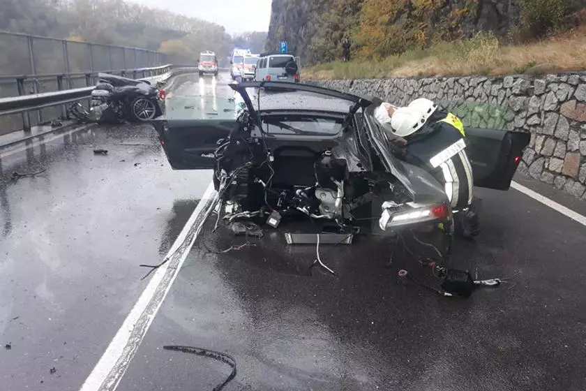 Audi R8 teilt sich bei massivem Crash in zwei Hälften 75672_4