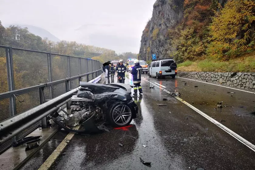 Audi R8 teilt sich bei massivem Crash in zwei Hälften 75672_5