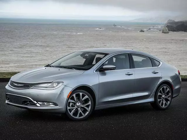 Sedan Showdown: Chrysler 200 versus Kia Optima 75697_1