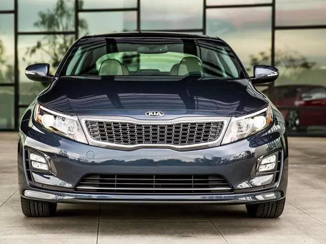 Sedan Showdown: Chrysler 200 Vs Kia Optima 75697_3