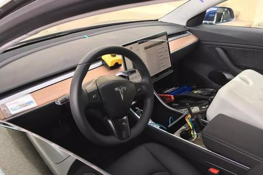 Tesla Model 3 თხრის ხელსაწყოების პანელს, რათა დაეხმაროს მძღოლებს გზებზე ფოკუსირებაში