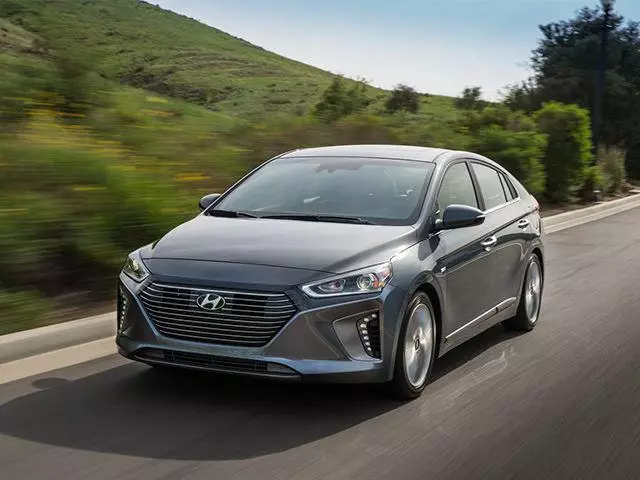 Varför Hyundai Ioniq kommer att förstöra Toyota Prius Hybrid Monopol 75829_1