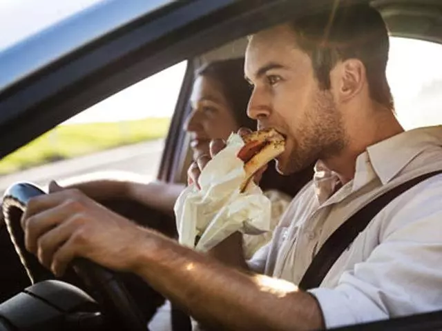 10 van de beste en slechtste snacks die je kunt eten tijdens het autorijden 75838_1