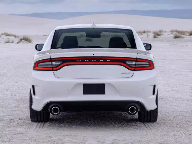 Dodge зарядлагычны чыгара SRT Hellcat - Дөньядагы иң тиз Седан 76106_5