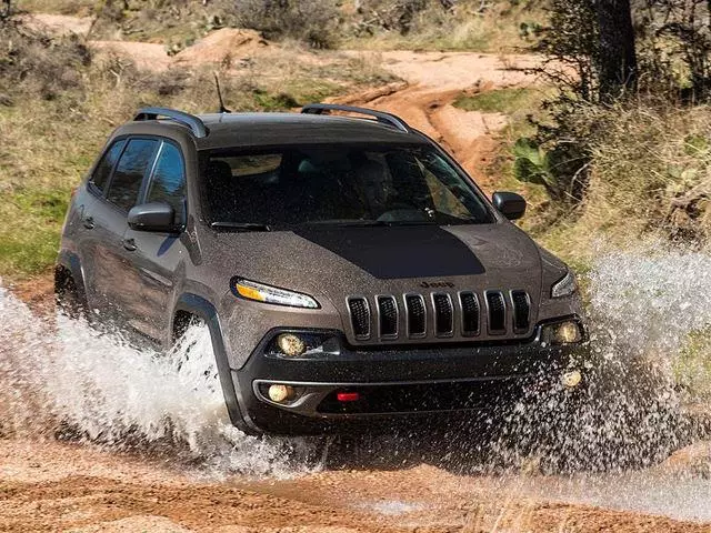 Jeep သည် Cherokee SRT ကို စီစဉ်နေပါသလား။ အိုး ဟုတ်ကဲ့ ကျေးဇူးပြု၍ 76135_1