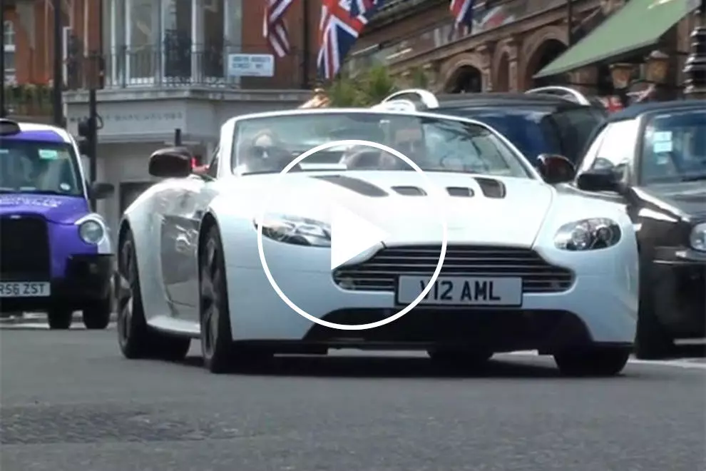 Aston Martin V12 Vantage Roadster Purrs Ho pholletsa le London