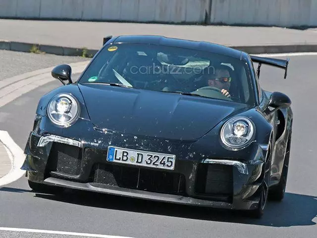Porsche 911 GT2 RS нь 700 морины хүчтэй, 212 миль/цаг хурдтай. 762_1