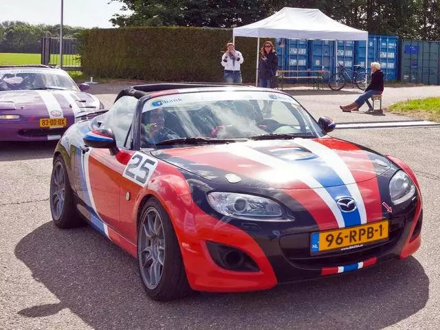 Tagad tas ir tas, ko jūs saucat par daudz Mazda MX5 76327_1