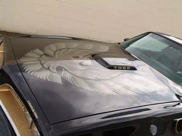 سبیل شامل نمی شود: Pontiac Trans AM محصول 1977 برت رینولدز به قیمت 480000 دلار فروخته می شود 76429_2