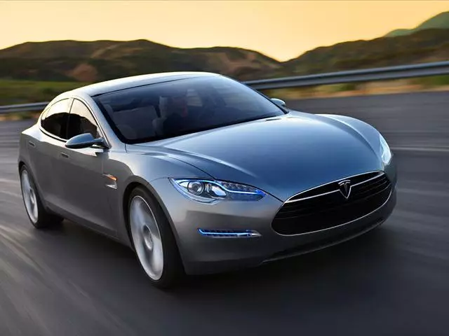 Tesla Model S 소유자는 그의 자동차 때문에 $ 10,000의 벌금을 물었습니다. 76729_1