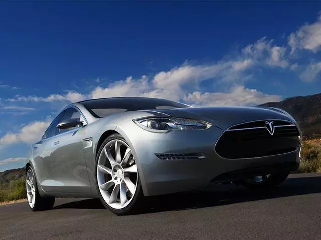 Xwediyê Tesla Model S ji ber ku Otomobîla wî ye 10 hezar dolar ceza hat birîn 76729_2