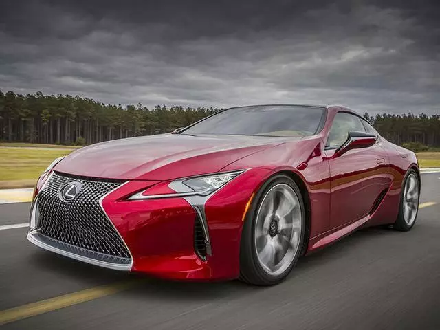 Anan ne dalilin da yasa Lexus LC 500 mai ban mamaki bai faru ba 76747_1