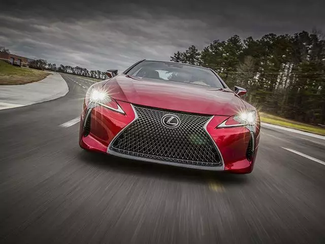 Anan ne dalilin da yasa Lexus LC 500 mai ban mamaki bai faru ba 76747_2