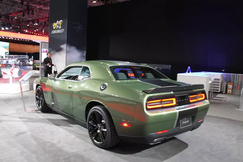 Ṣaja Dodge Ati Challenger Stars & Stripes Edition Bọla fun Amẹrika ti o dara julọ 76857_12