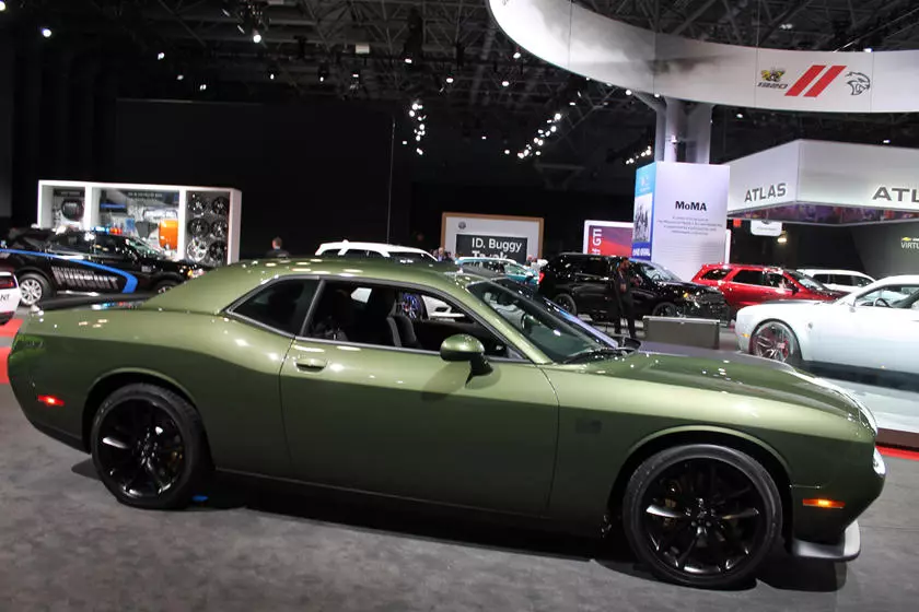 Ṣaja Dodge Ati Challenger Stars & Stripes Edition Bọla fun Amẹrika ti o dara julọ 76857_7