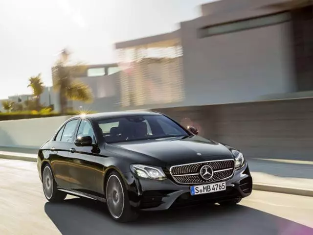 Mercedes annab oma uuele E-klassile vajalikku jõudu: see on AMG E43 76981_1