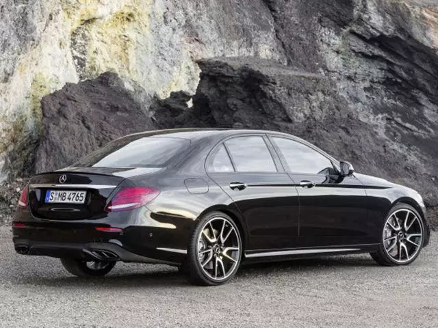 „Mercedes“ suteikia savo naujajai E klasei labai reikalingos galios: tai AMG E43 76981_2