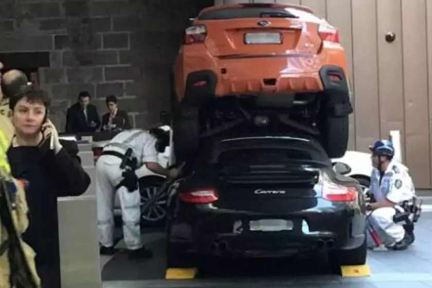 Valet obtén un aparcamento creativo Porsche 911 Cabrio 77053_7