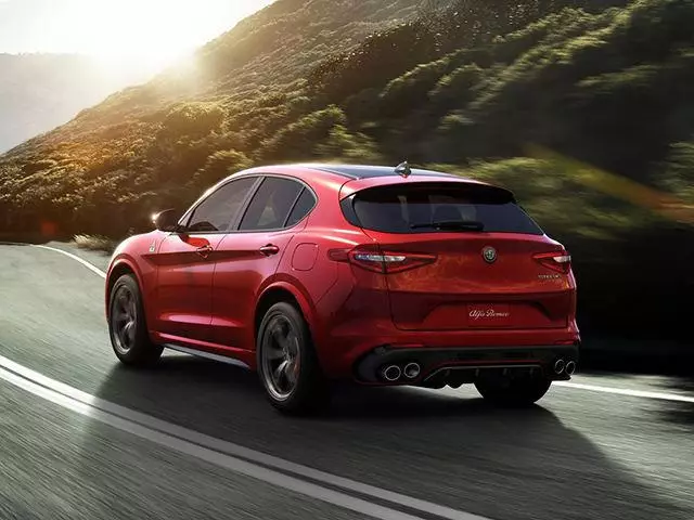 هل ستفقد ألفا روميو عقلها لصنع Stelvio Coupe؟ 77251_2