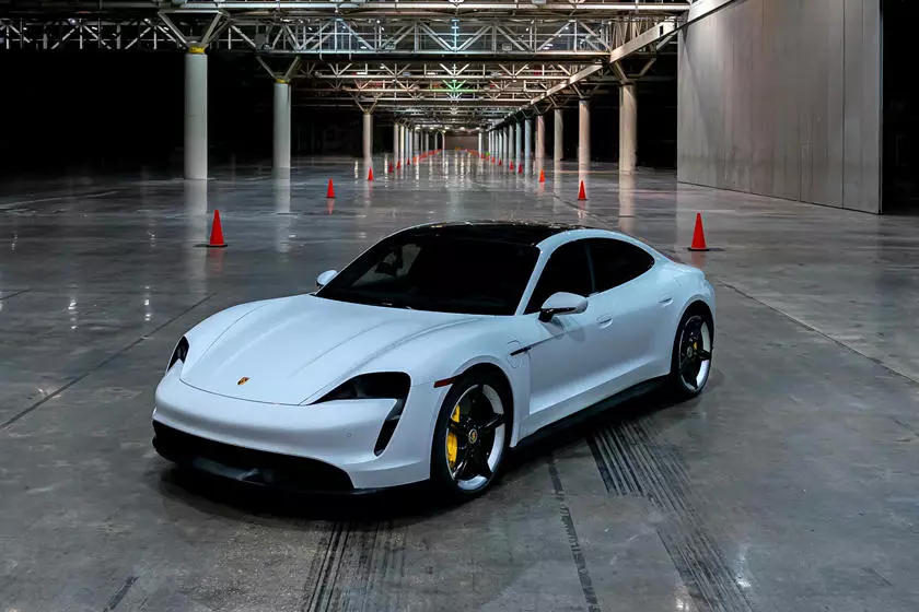 Porsche Taycan Turbo S Smashes इनडोर टप स्पीड रेकर्ड 77329_1