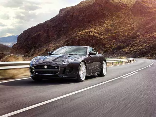 Jaguar F-Type Imangokhalira Kuchita Bwino Ndi Kuphatikizika Kwa Kutumiza Pamanja Ndi AWD 77416_2