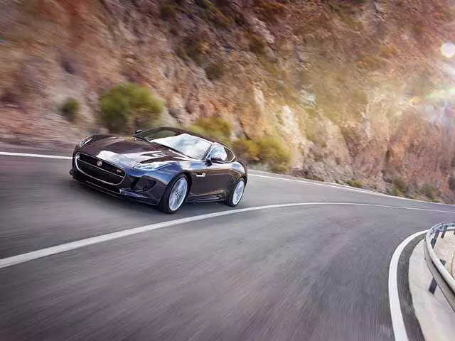 Jaguar F-Type-ը պարզապես շարունակում է լավանալ ձեռքով փոխանցման տուփի և AWD-ի ավելացման շնորհիվ: 77416_3