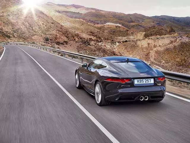 Jaguar F-Type دستی ٹرانسمیشن اور AWD کے اضافے کے ساتھ بہتر ہوتا جا رہا ہے۔ 77416_4