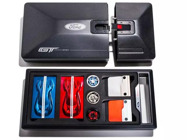 Ang Pag-unbox sa Ford GT Ordering Kit ay ang Pangarap ng Bawat Gearhead 77423_1