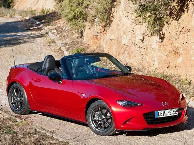 Mazda dává nové Miatě trochu kovu navíc, ale ne tam, kde na tom záleží 77543_1