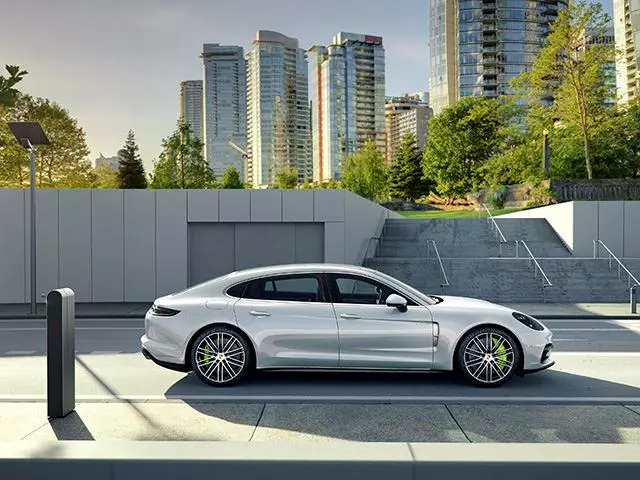 Porsche 2016 LA Avtoşousuna iki yeni Panamera gətirir 77674_5