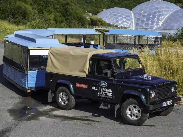 „Land Rover“ rimtai žiūri į savo „Defender EV“. 77782_1